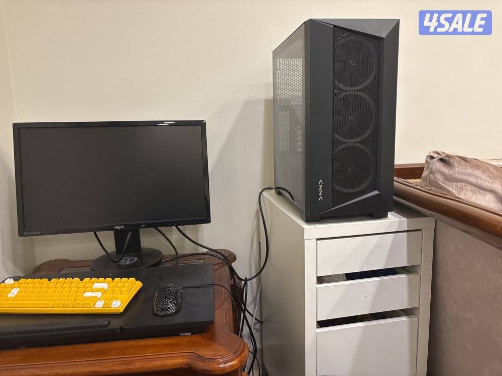 Gaming pc setup with a small tv and keyboard and mouse, No:19440737