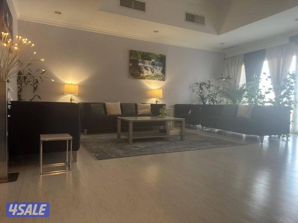 couches Dining Table with chairs center Table rug Crock، رقم: