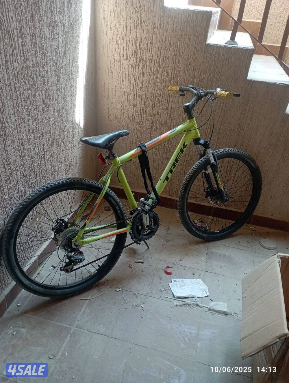 Trek 3500 model with an 18-inch frame typically features 26-, No: